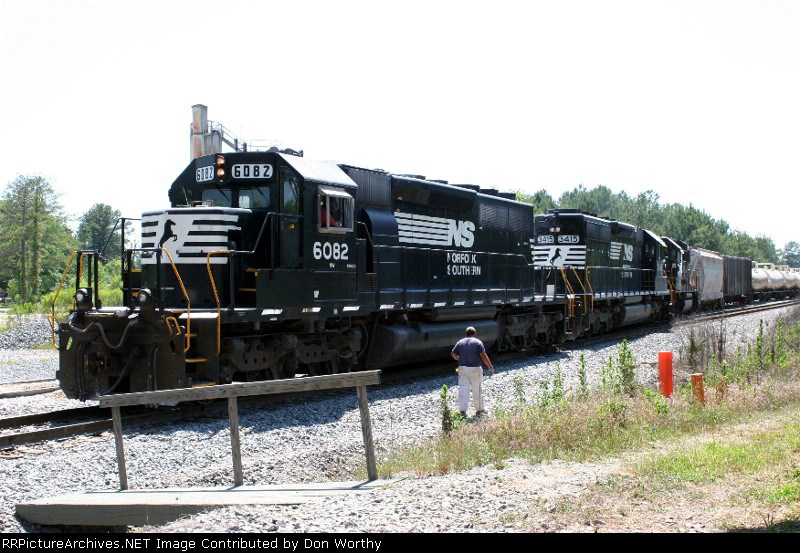 NS 6082 and two units of the McIntyre Switcher working fast to clear mainline on 5-20-06